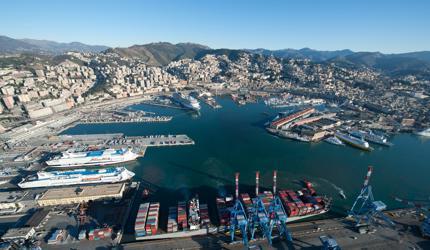 La più grande portacontainer mai entrata a Genova: le foto della nave ...