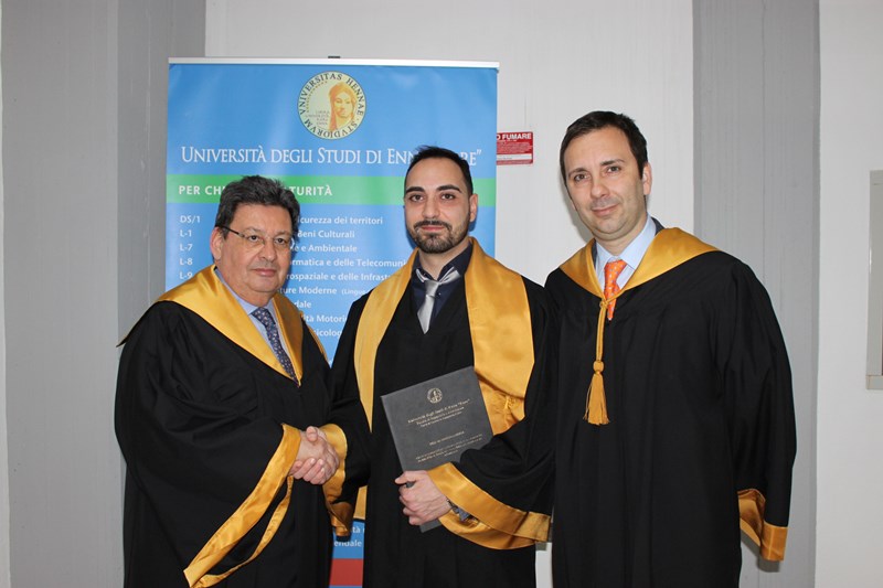 Esame di laurea, festa e contratto di lavoro a tempo indeterminato in ...