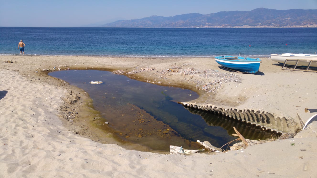 Reggio Calabria, fogna a cielo aperto sulla spiaggia di Catona: ma per ...