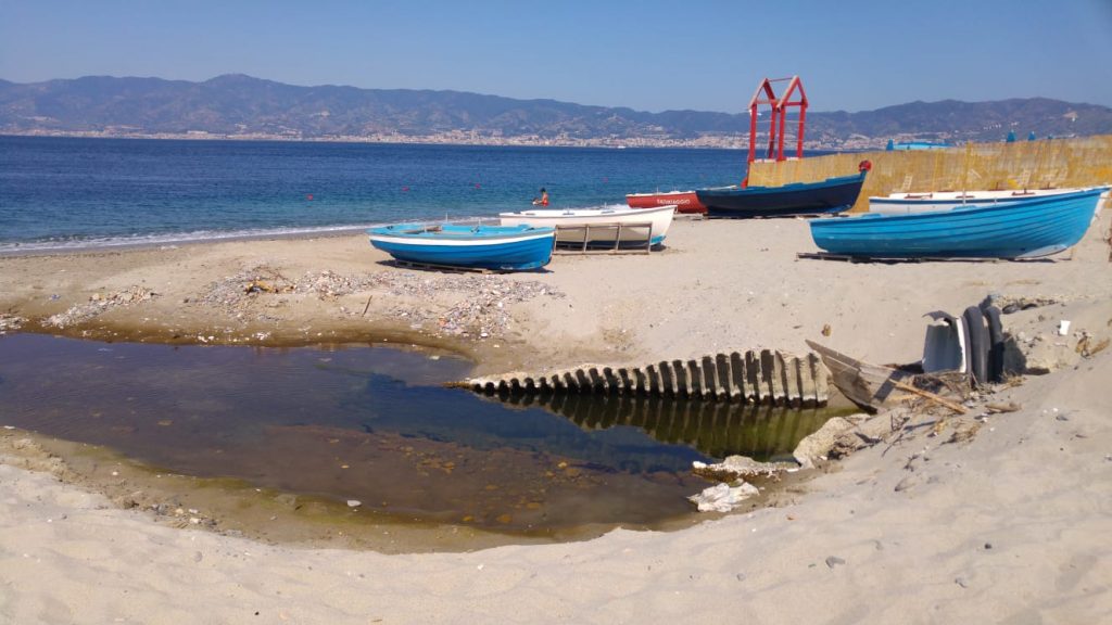 Reggio Calabria, fogna a cielo aperto sulla spiaggia di Catona: ma per ...