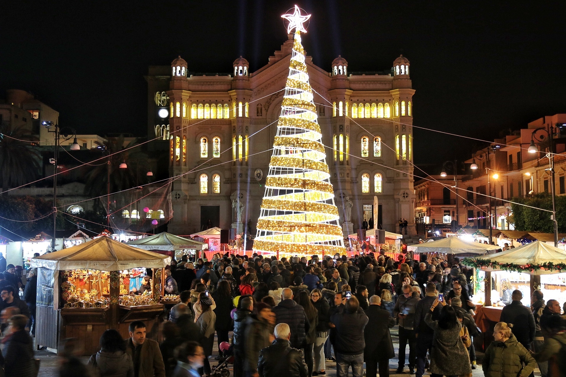 Reggio Calabria: si accende (finalmente) l'Albero di Natale a Piazza ...