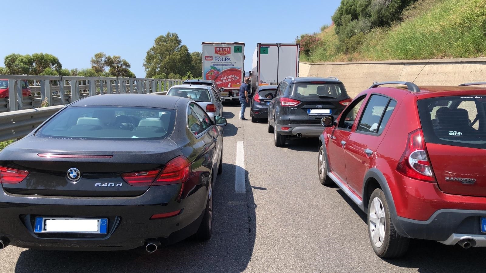 Inferno sull'A2 Salerno-Reggio Calabria, 25km di code verso Nord