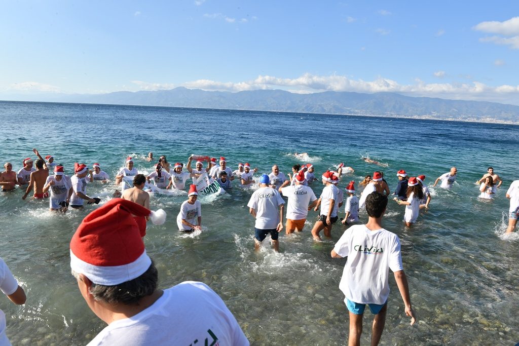 Reggio Calabria, nel 2020 continua la tradizione del Tuffo di Capodanno ...