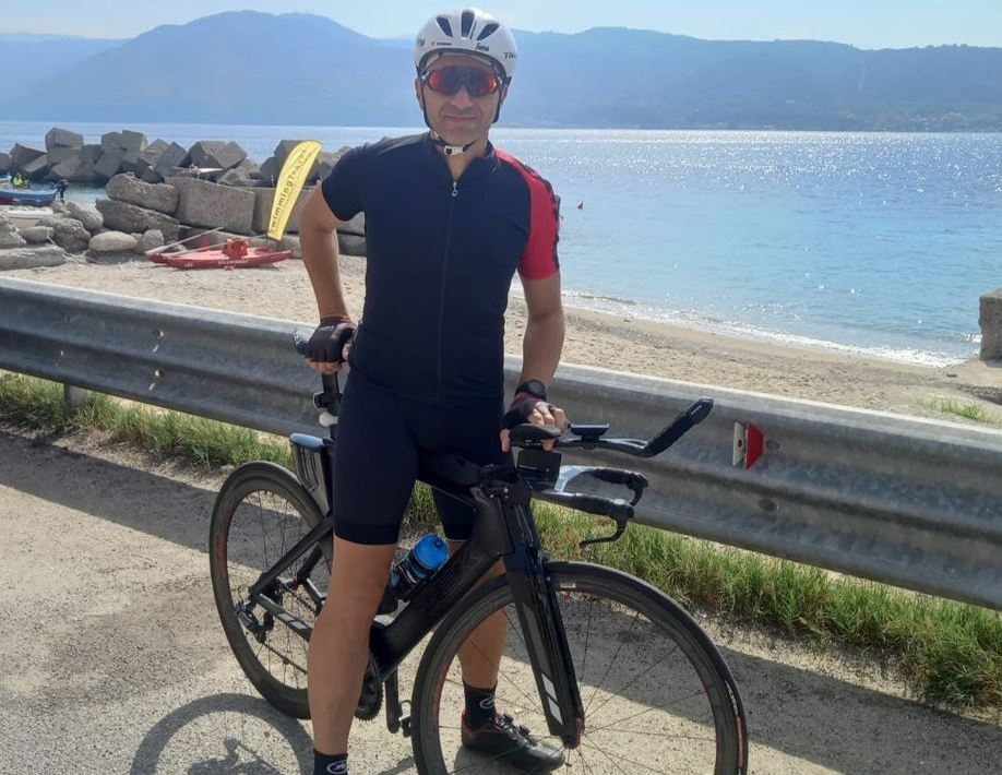 Triathlon, l'impresa di Luca Mancuso: nuoto, bici e corsa da Torre Faro ...
