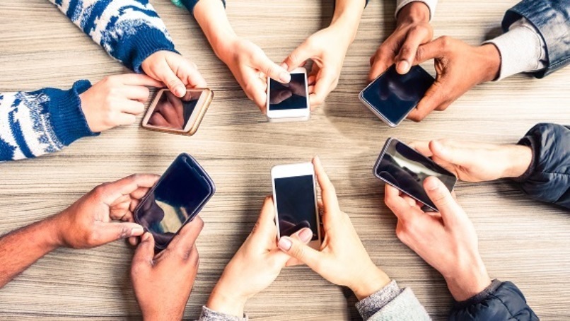 Gli italiani e la dipendenza da smartphone: il cellulare è il primo e ...