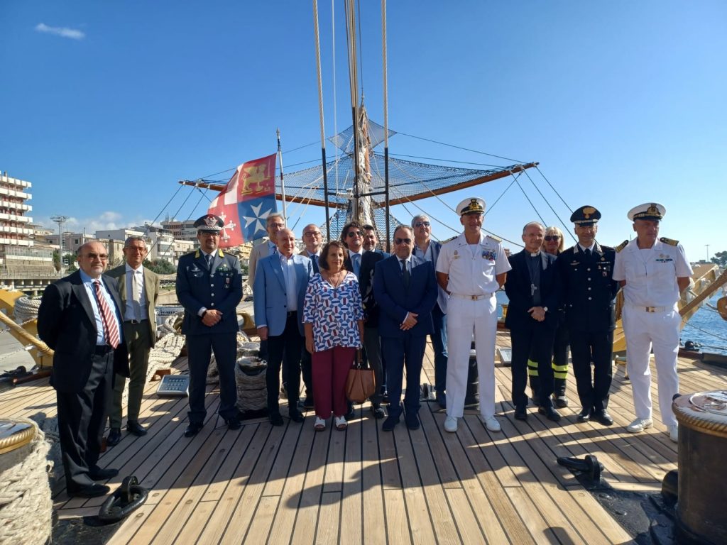 L'Amerigo Vespucci "incontra" i Bronzi di Riace: l'equipaggio del ...