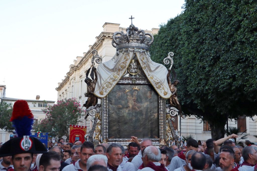 La Madonna della Consolazione in processione, l'omaggio floreale del ...
