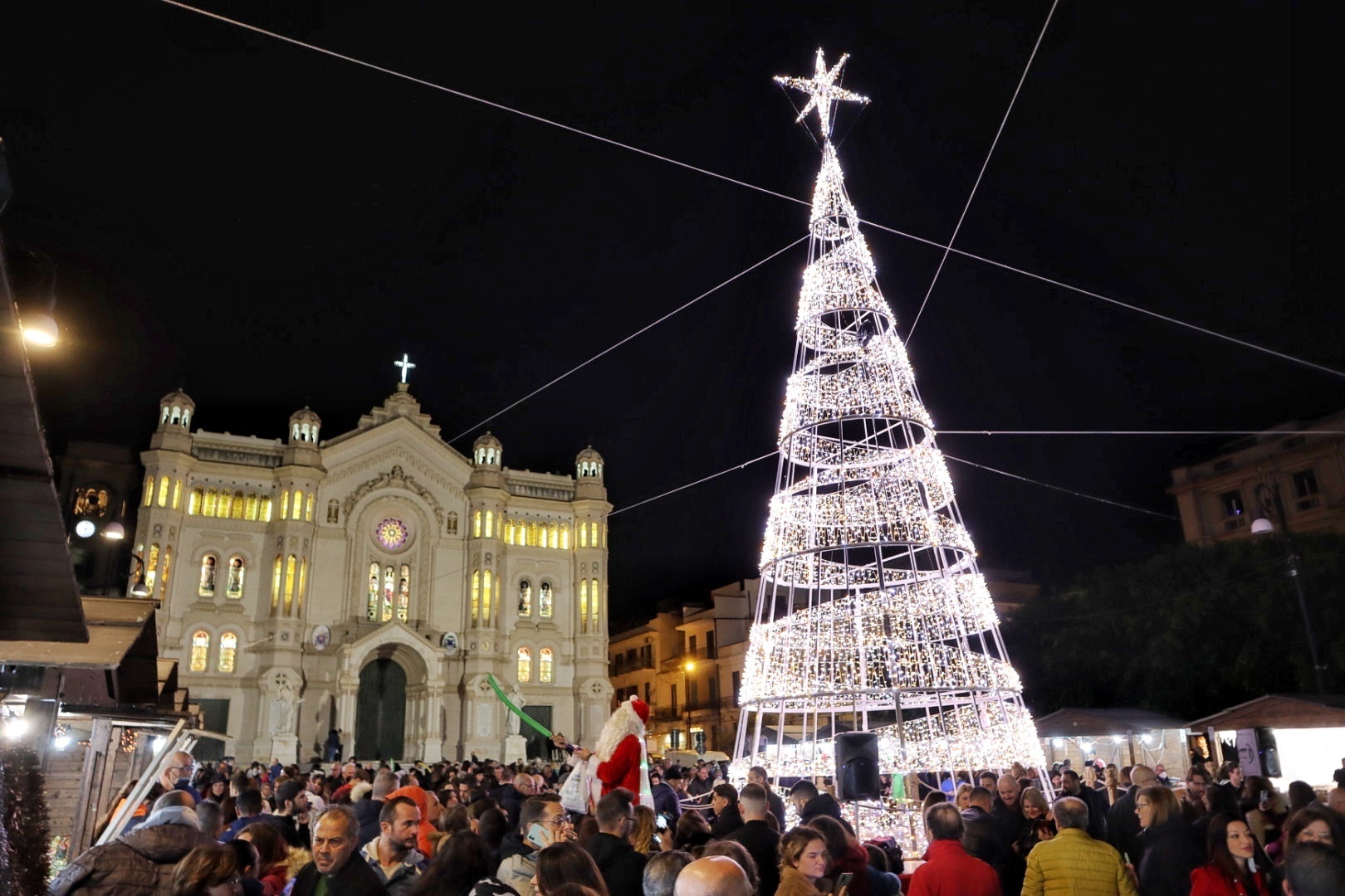 Reggio Calabria: a Piazza Duomo l'accensione dell'Albero e l'apertura ...