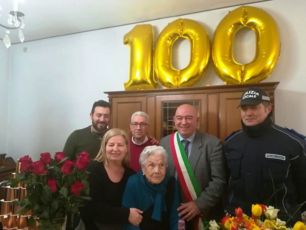 Grande festa a Civita per i 100 anni della maestra Dilla