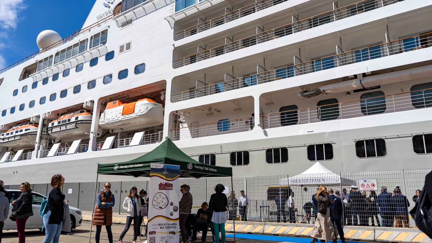 Reggio Calabria, la nave da crociera Silver Dawn al porto. Brunetti ...