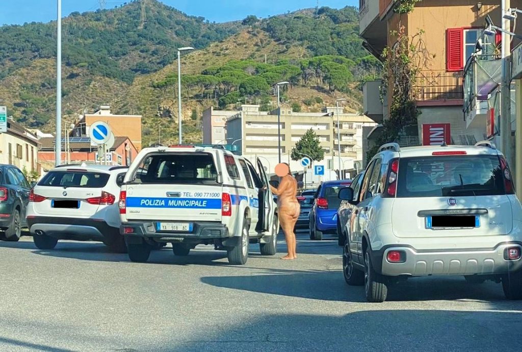 Messina Donna Cammina Nuda In Strada Messina Donna Cammina Nuda In Strada