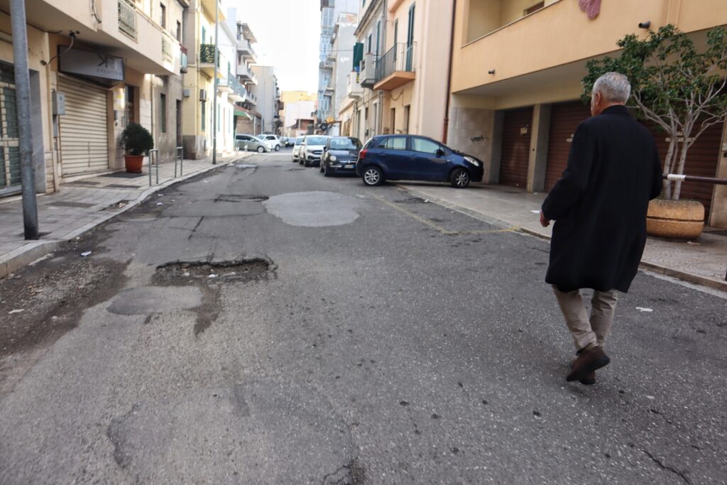 Reggio Calabria, il genio della "piastra copri-buche" si è palesato