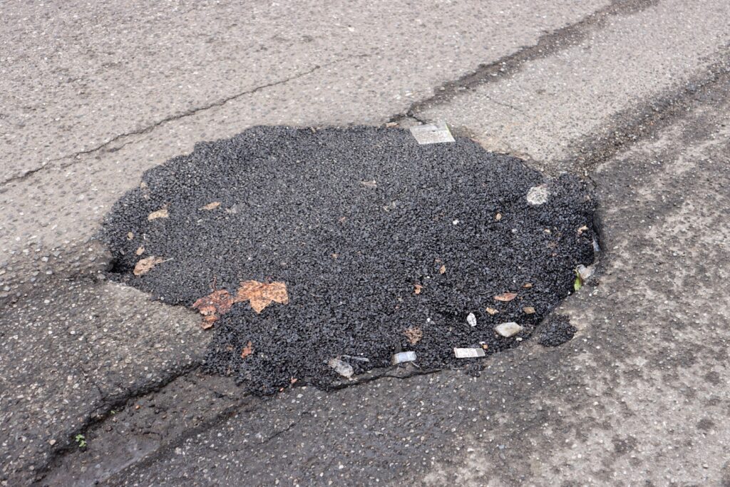 Reggio Calabria, il genio della "piastra copri-buche" si è palesato