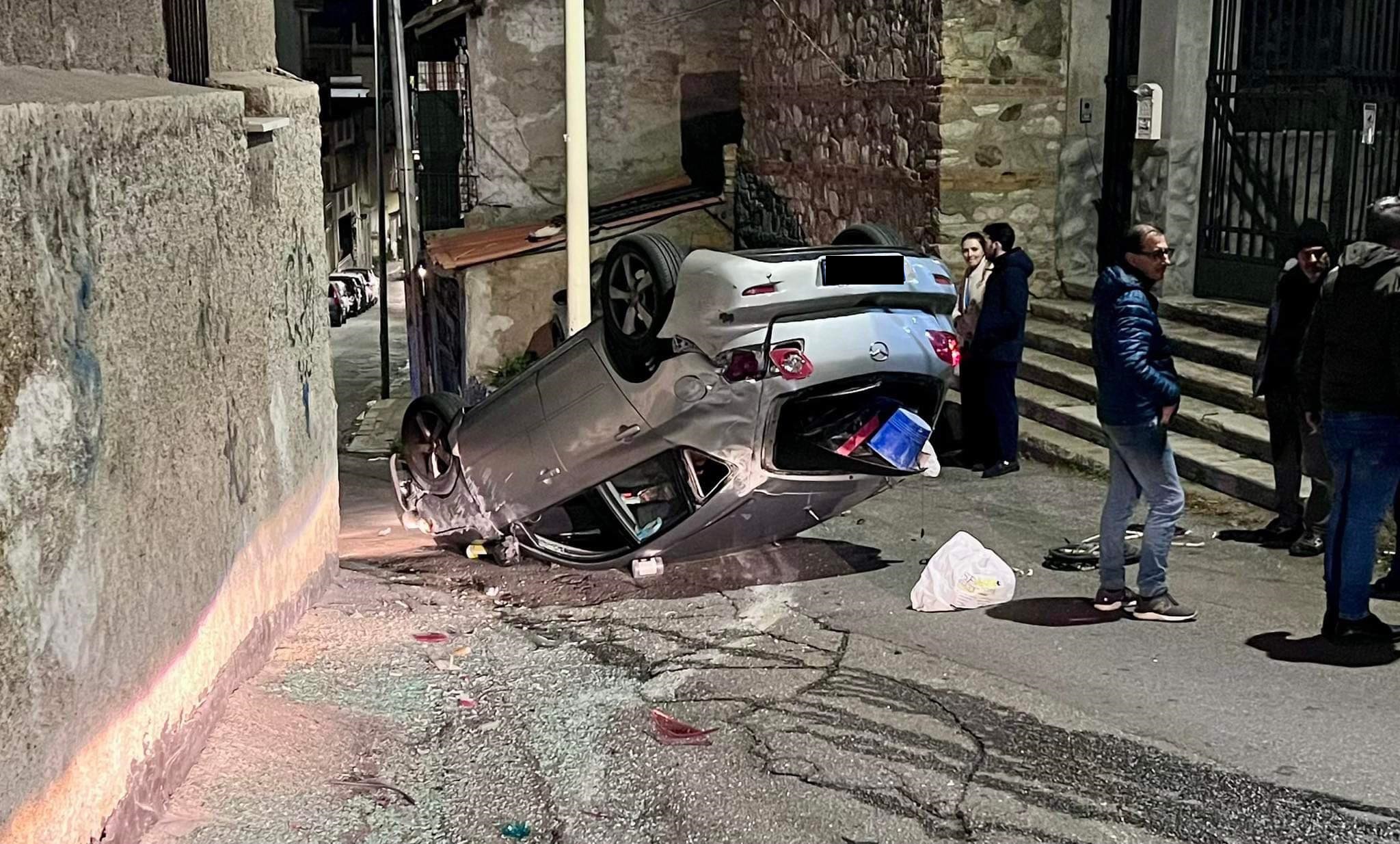Reggio Calabria, grave incidente in via Trabocchetto: auto ribaltata