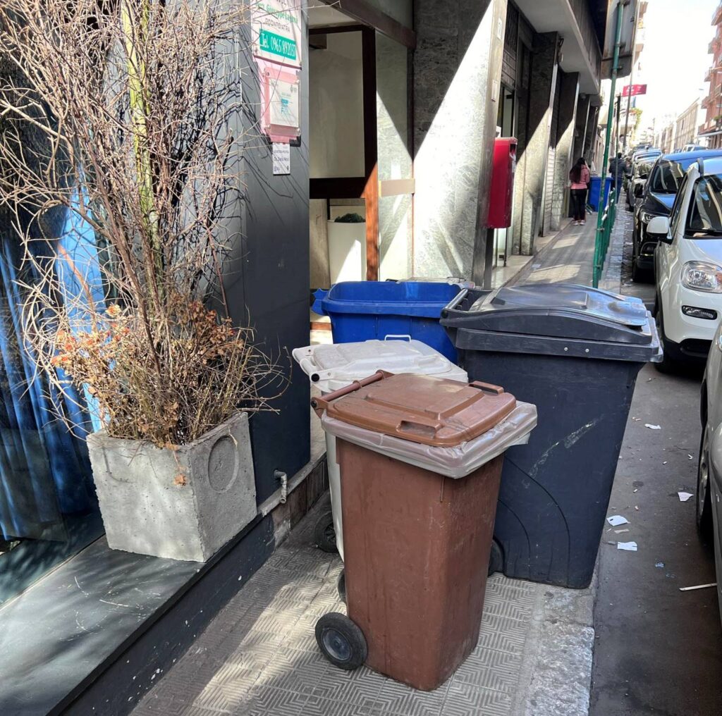 Reggio Calabria, marciapiede di via Veneto ostruito dai mastelli