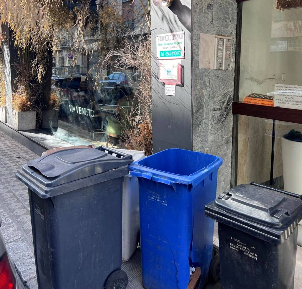 Reggio Calabria, marciapiede di via Veneto ostruito dai mastelli