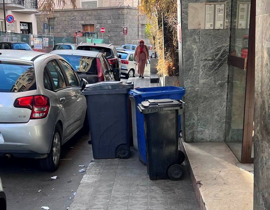 Reggio Calabria, marciapiede di via Veneto ostruito dai mastelli