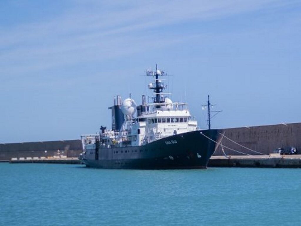 Gaia Blu salpa dal porto di Crotone per esplorare il Mediterraneo