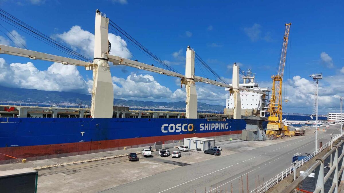 Reggio Calabria, al porto l'enorme nave cinese Tian En