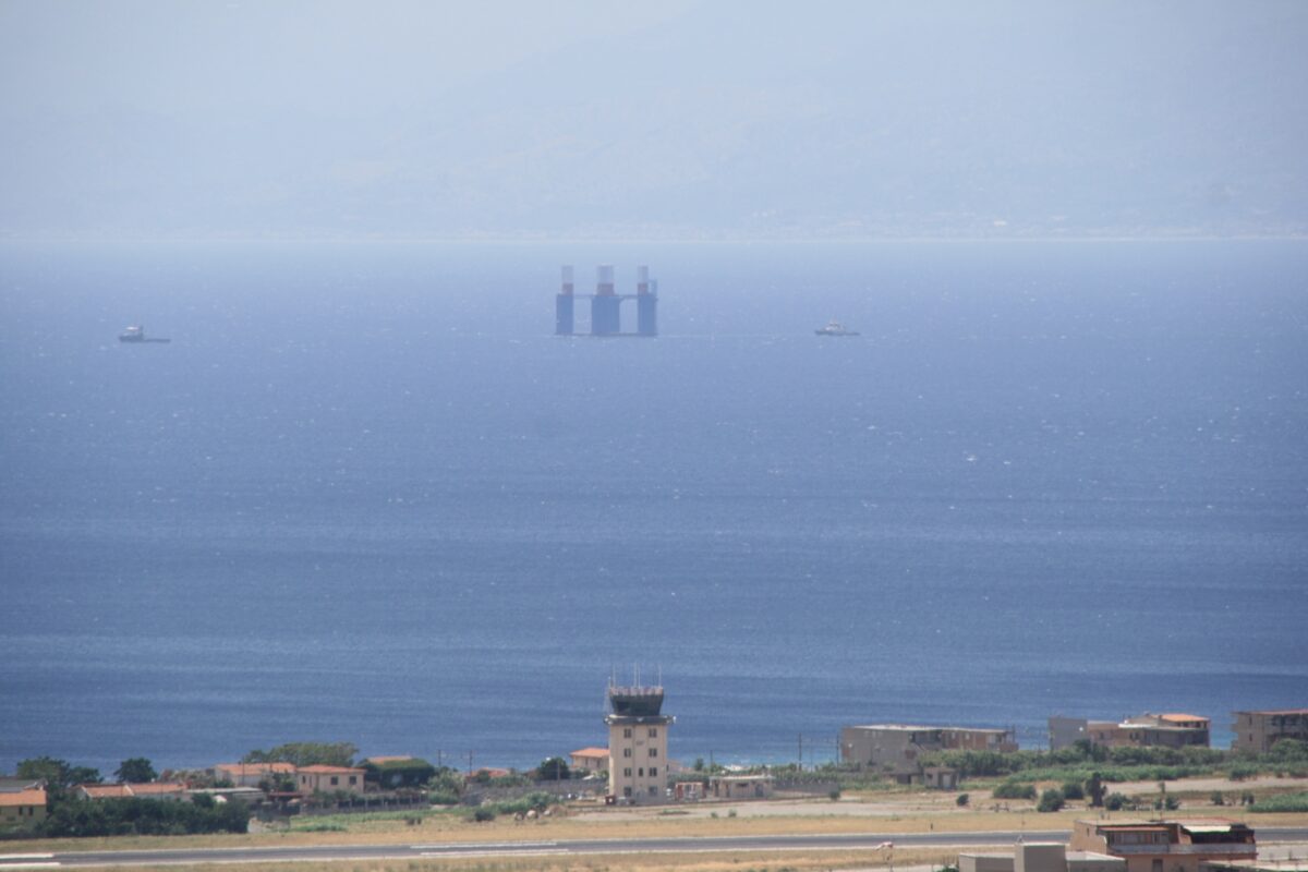 Nello Stretto di Messina un'enorme piattaforma petrolifera