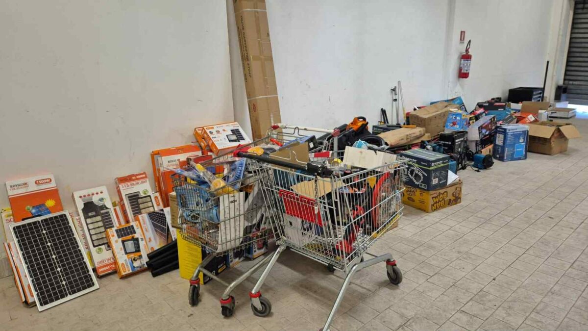 Reggio Calabria, maxi blitz alle bancarelle: oltre 11mila pezzi di ...