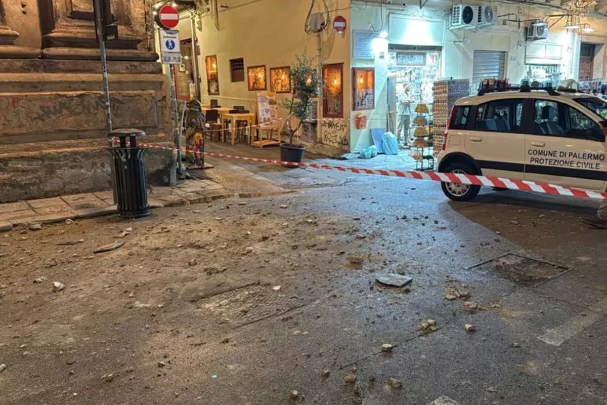 Palermo, crolla cornicione di una chiesa: turista ferita