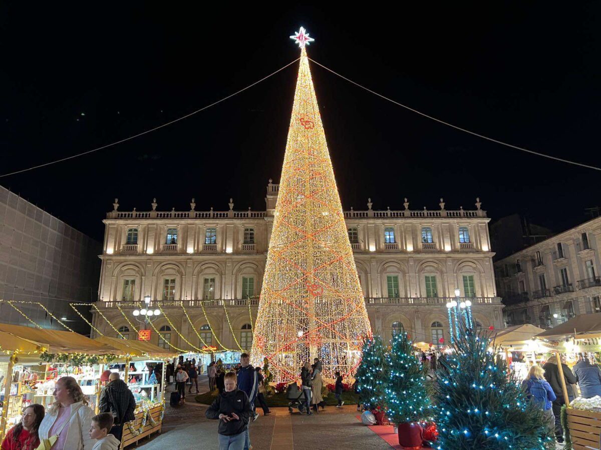 A Catania è già Natale, accese le luminarie ed il grande Albero | FOTO