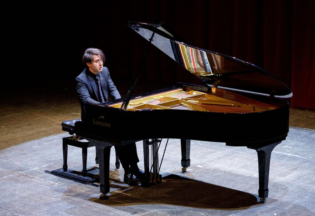 Reggio Calabria, incanto al Teatro "Cilea" con Vitaly Pisarenko e il ...