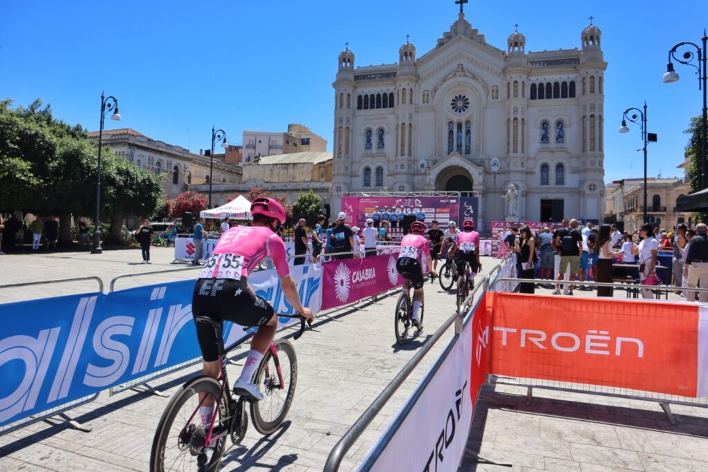 Giro d’Italia Next Gen, le immagini della partenza da Reggio Calabria ...