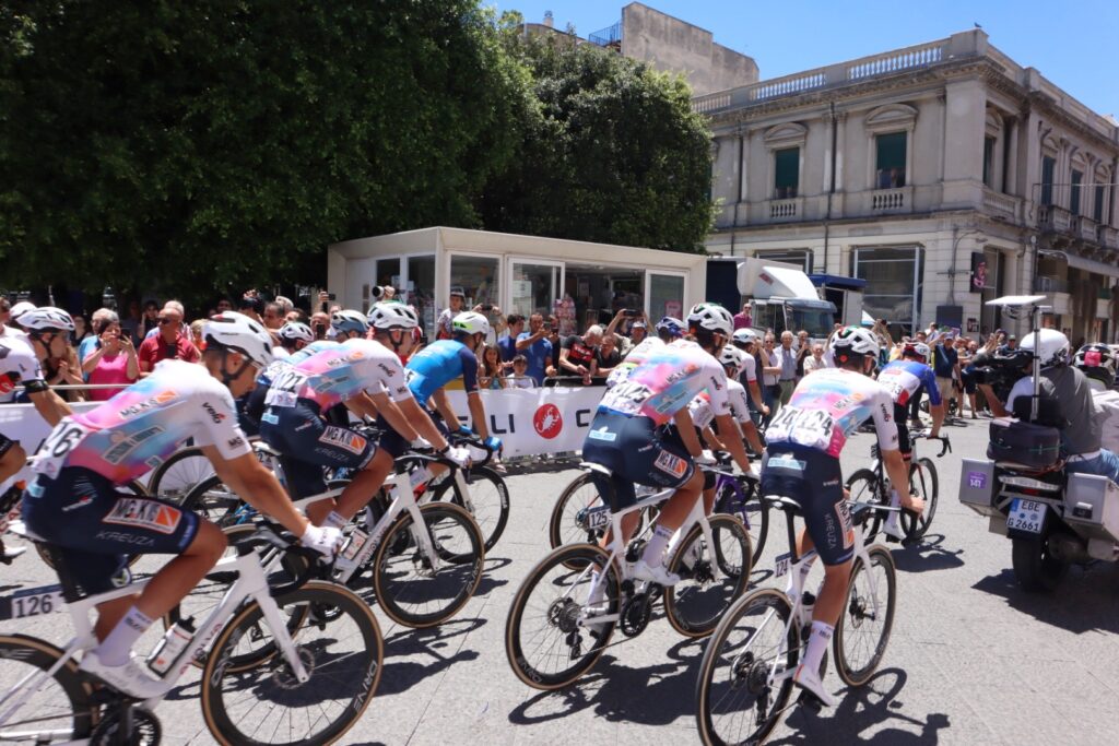 Giro d’Italia Next Gen, le immagini della partenza da Reggio Calabria ...